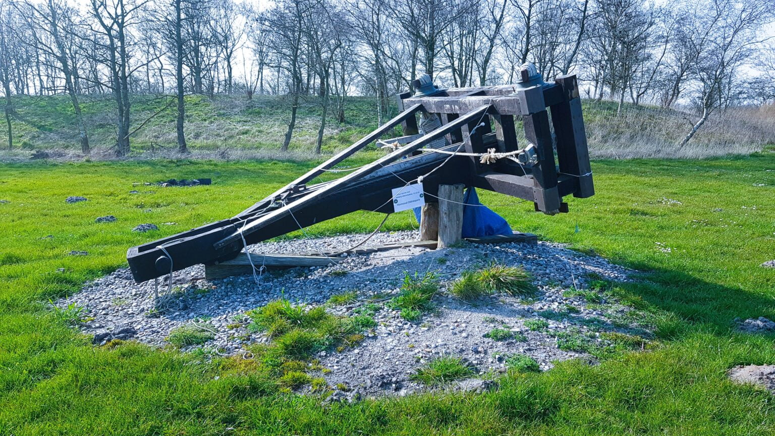 Ancient Siege Engines: Ballista vs Catapult in Warfare